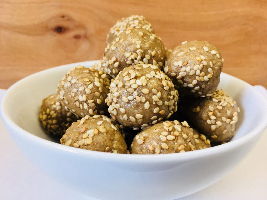 Halva Energiebällchen aus Sesam, Mandeln und Honig - Leckerlife